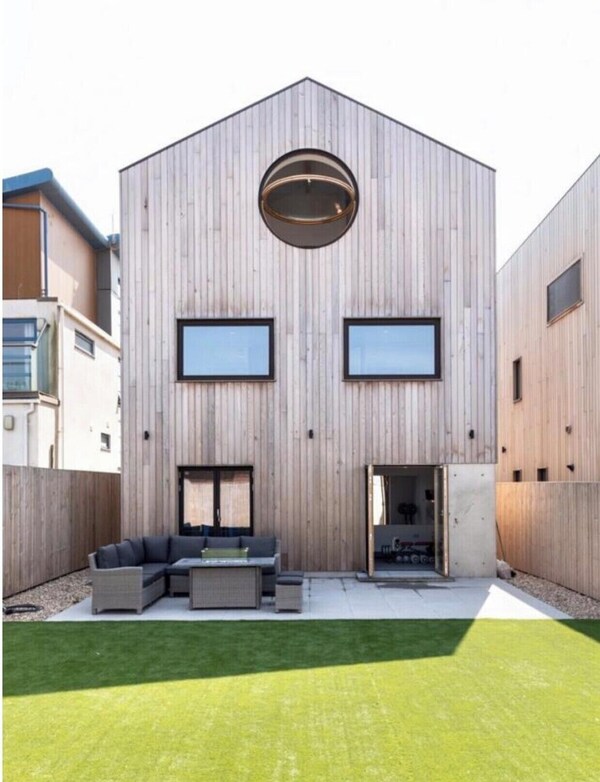 Beachfront Luxury Modern Open Plan Townhouse. - 스테이닝
