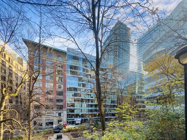 Vibrant 2br- Near Old Montreal W/hot Tub - Montreal