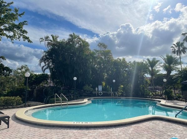 Stunning 2 Bedroom, 2 Balcony Condo On Golf Course With All The Ammenities - Naples, FL