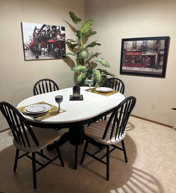 Cozy Getaway: 2-story Bungalow In Taber: Old-fashioned Charm With Big Trees. - Taber