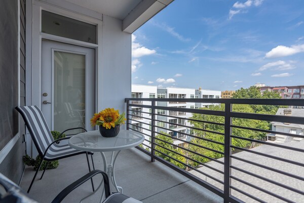Riverwalk Top Floor City View Apt W/ King Bed, Infinity Pool, Gym & Free Parking - San Antonio, TX