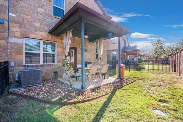 Modern Rock 3br 3b Downtown - Georgetown, TX