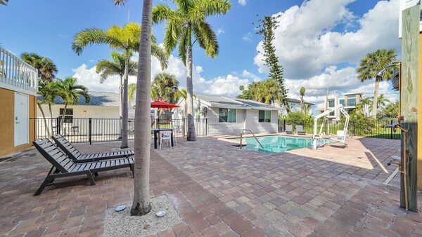 Sunny W/pool 5 Min Walk To Beach - Fort Myers Beach, FL