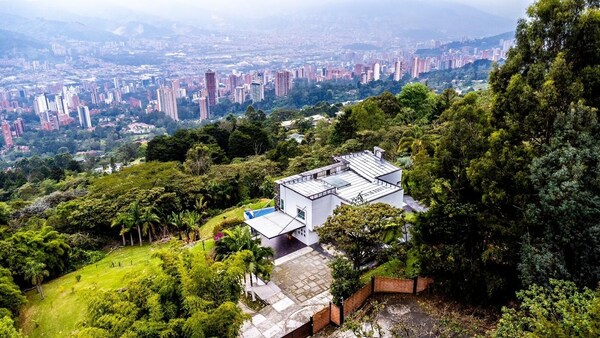 Mansion Lujosa Con Vista De Todo Medellin ! Casa Ideal Para Grupo De Amig@s - Envigado