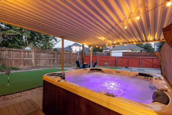 Hot Tub For 7 ~ Near Stadium/dt/airport ~ Putting Green + Fire Pit - Grand Prairie, TX