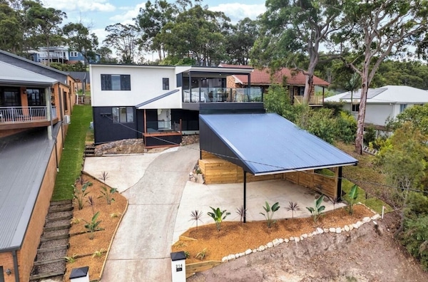 Mirrabooka Magic - Luxury By The Lake - Newcastle