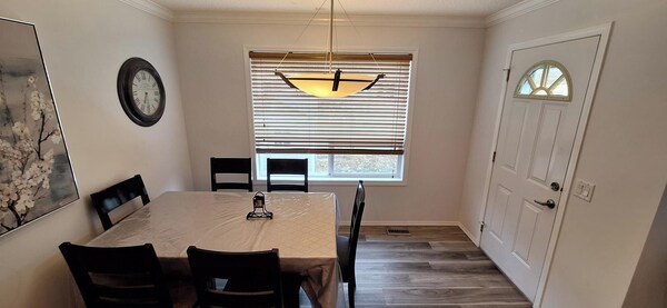 Cozy 2-bedroom Shared Space (Not An Entire Home)  Your Gateway To The Mountains - Calgary