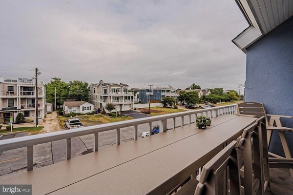 Beach Block Freshly Renovated 2-bedroom Condo In Lovely Dewey Beach On Rodney St - Rehoboth Beach, DE
