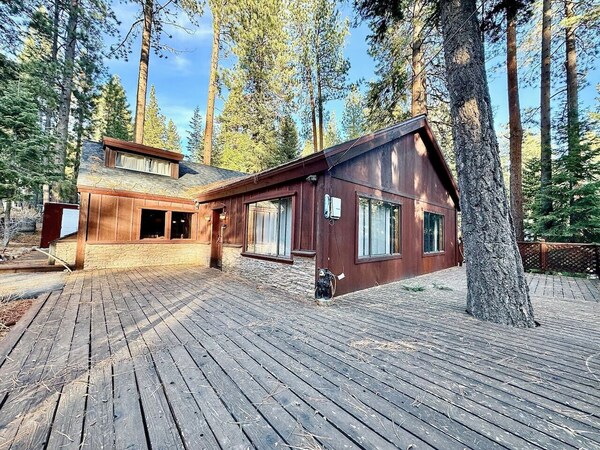 Cozy Cabin | Walk To Lake | Pet-friendly Retreat - North Lake Tahoe, CA