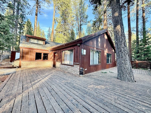Cozy Cabin | Walk To Lake | Pet-friendly Retreat - Lake Tahoe