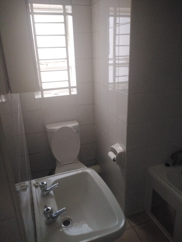 Chic 1-bedroom Apartment In Vibrant Johannesburg With Fitness Room, Wifi - Johannesburg