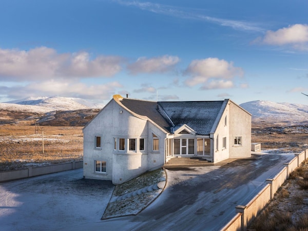 Stunning Private Villa For 17 People With Wifi, Hot Tub, Tv, Patio, Panoramic View And Parking - Outer Hebrides