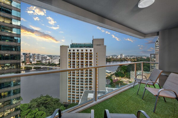 A Touch Of Class! 2bed/2bath/1car/balcony/views ~ Cbd - Salisbury