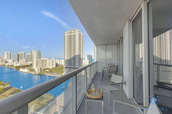 Modern Stylish 2br With Balcony - Hallandale Beach, FL