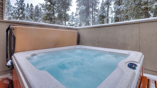 Cabin In Sunriver! Sharc Passes, Hot Tub, Pf, New Updates! Sleeps 6 - Sunriver, OR