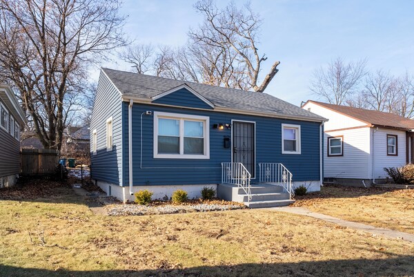 20mins From Beach, 10guests/wifi/1.2 Baths/ping Pong/pool Table/treadmill \N - Gary, IN