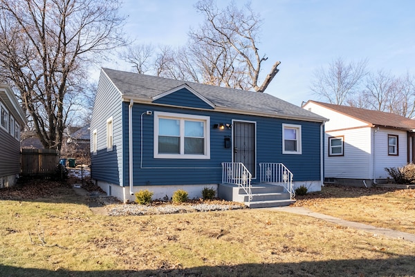 20mins From Beach, 10guests/wifi/1.2 Baths/ping Pong/pool Table/treadmill \N - Gary, IN