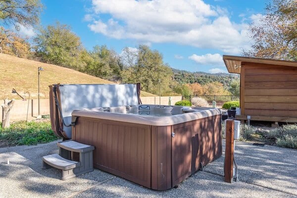 Spacious 3br Retreat W/ Hot Tub & Mountain Views - Oakhurst
