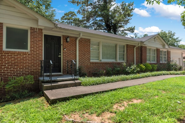 Kozy 4 Bedroom Home In Charming Marietta; Close To City Highlights - Marietta, GA
