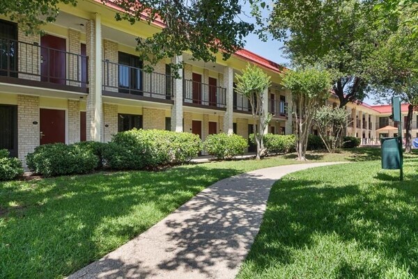 15 Miles Away From Downtown Dallas | Relaxing Couple Stay | Free Parking - Carrollton, TX