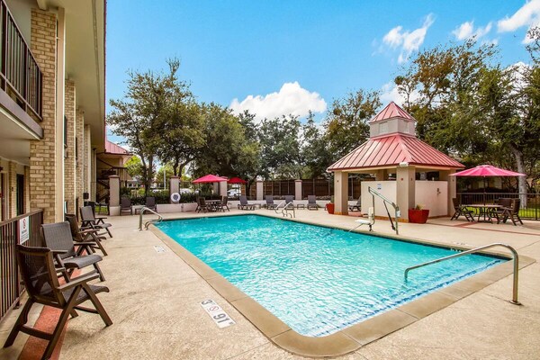 Comfortable Stay Near Addison Circle Park - Couple Stay W/ Pool Access - Carrollton, TX