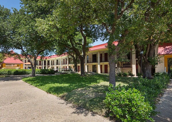 Family-friendly Room: Comfort & Convenience In Suburbia - Carrollton, TX