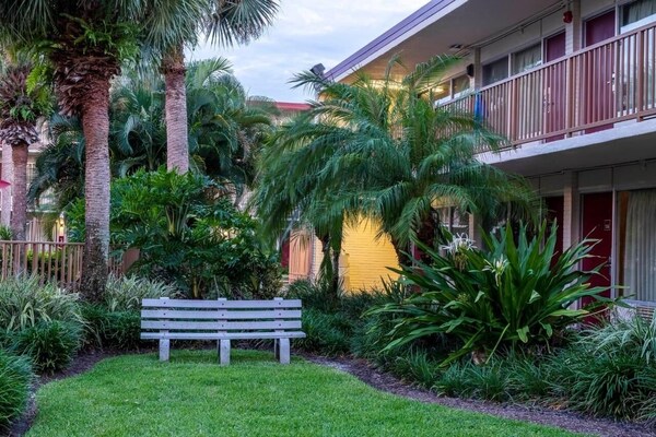 Relaxing Stay: Naples Room Near Naples Pier | 2 Family Ready Rooms - Naples, FL