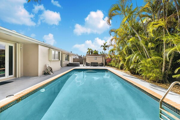 Spacious 4-bedroom W Pool, Hot Tub, Wifi, And Game Room - Pembroke Pines, FL