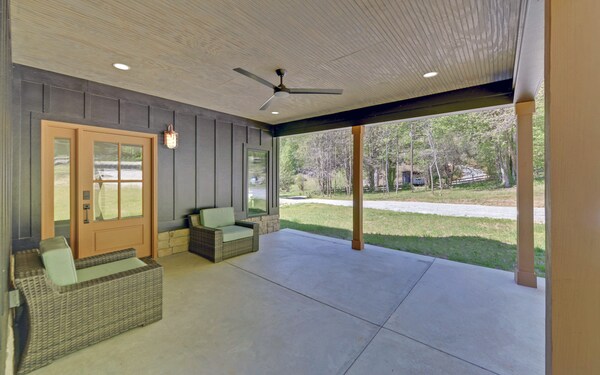 The Black Ace Is Creek Front & Minutes To Town - Clayton, GA