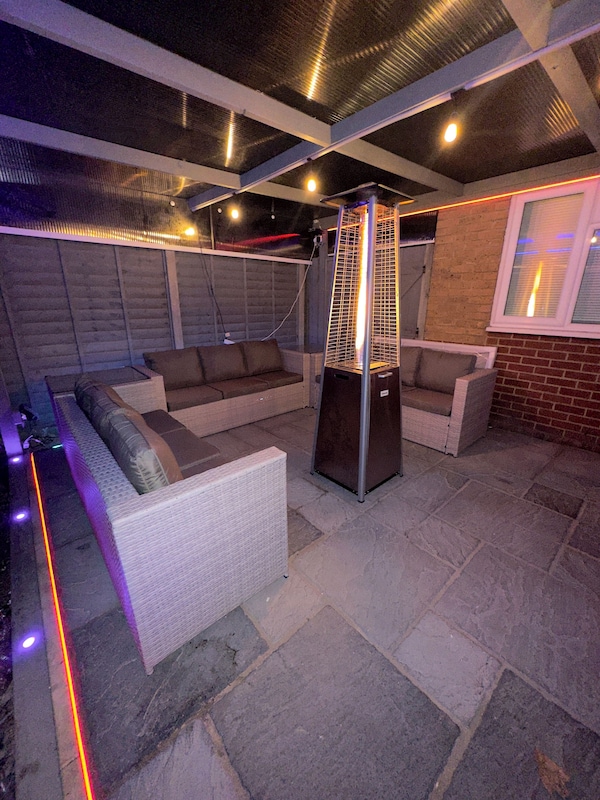 Spacious 4-bedroom Apartment In Uxbridge With Relaxing Hot Tub And Pool Table - Hayes