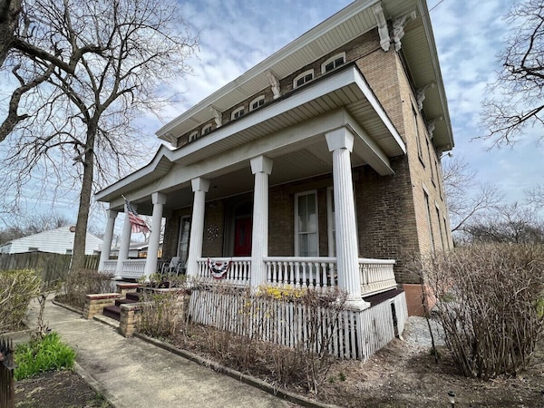 James Entire Apt @ The Historic Mccormick House - Bay City, MI