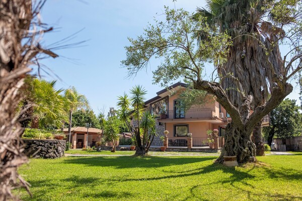 Elegante Villa Nel Verde Di Un Bosco  Su Strada Principale Ta Taormina E Catania - Aci Castello