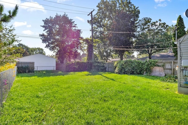 Cozy 3 Bedroom Near Airport And Downtown Detroit - 迪爾伯恩