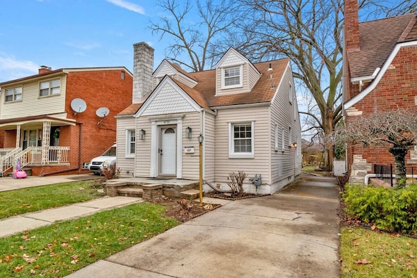 4 Bedroom 2 Bath Middle Of It All Sleeps 8 Plus - Dearborn, MI