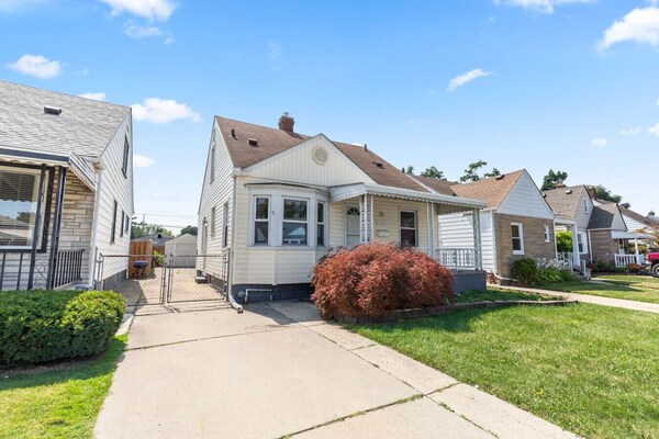 Cozy Home Fenced Yard Pets Welcome Great Location - Dearborn, MI