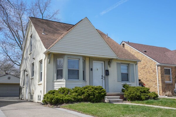 4 Bedroom 2 And A Half Bath That Sleeps 8 Near It All Ford Telegraph - Detroit, MI