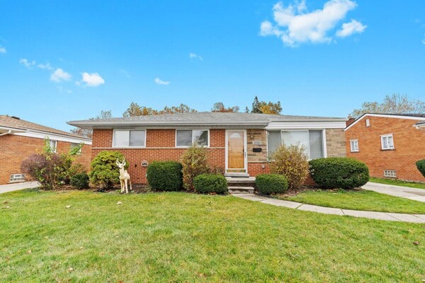 Charming Home Near Target And Parks  2 Bathrooms - Westland, MI
