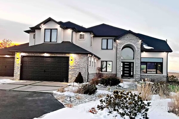 Mountain Top Mansion W/ Bar, B-ball Court, Hot Tub - Aurora, CO