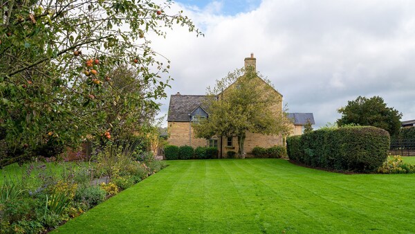 Todenham Farmhouse - Pet Friendly On A Working Farm - Warwickshire
