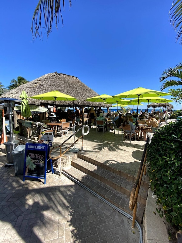 Renovated Oceanfront Condo At Ocean Manor:private Beach,tiki Bar,fort Lauderdale - Lighthouse Point, FL