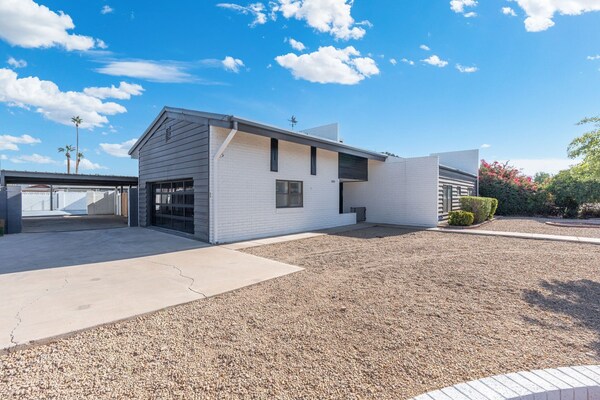 The Grand Mesa Retreat - 5 Bedroom, 3 Bath - Mesa, AZ