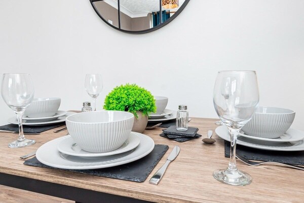 Enchanting 4 Spacious Bedrooms With 8 Beds - Solihull
