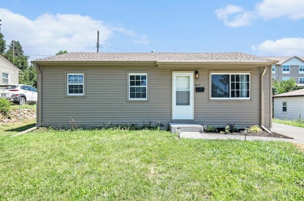 Central Omaha Home- Perfect For Business Travelers - Omaha, NE