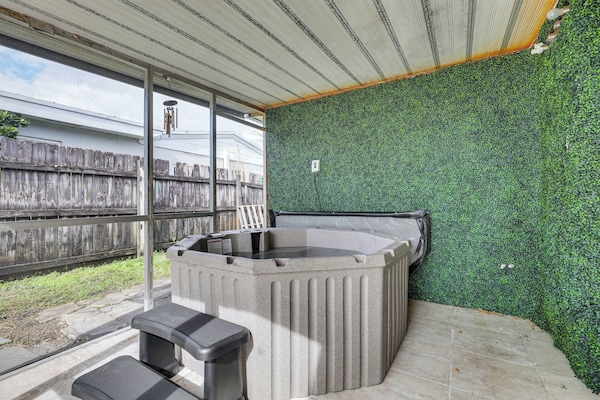 Hot Tub Haven: 4 Mi To Hard Rock Stadium! - Miramar, FL