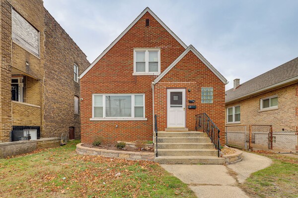 4 Mi To Lake Michigan: East Chicago Home W/ Grill - Hammond, IN
