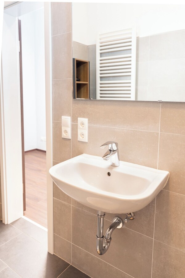 Large Apartment With 2 Bedrooms And Kitchen, Near Trade Fair And Center - Leipzig