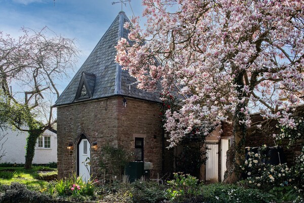 Luxury Fairytale Cottage Perfect For Couples\n\n - Cotswolds