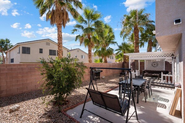 Spacious Family & Group Retreat Near The Strip! - Las Vegas, NV