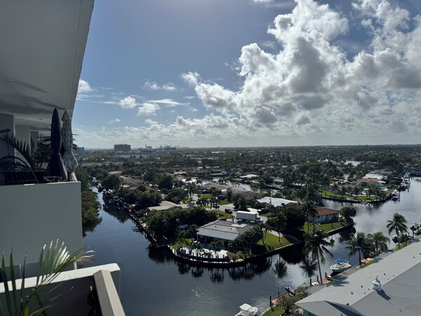 Modern 1-bedroom Penthouse Suite  Fitness Room, Wifi In Delightful Pompano Beach - Pompano Beach, FL