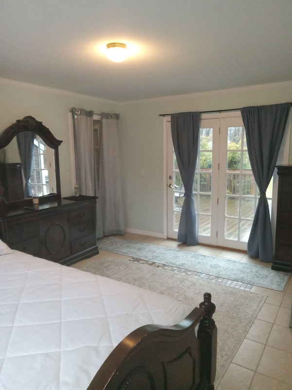 Charming & Private  1-bed & 1 Ba ,Sleeps 2, On 1st Floor Of A 5 Bed 3ba House, - Milford, CT